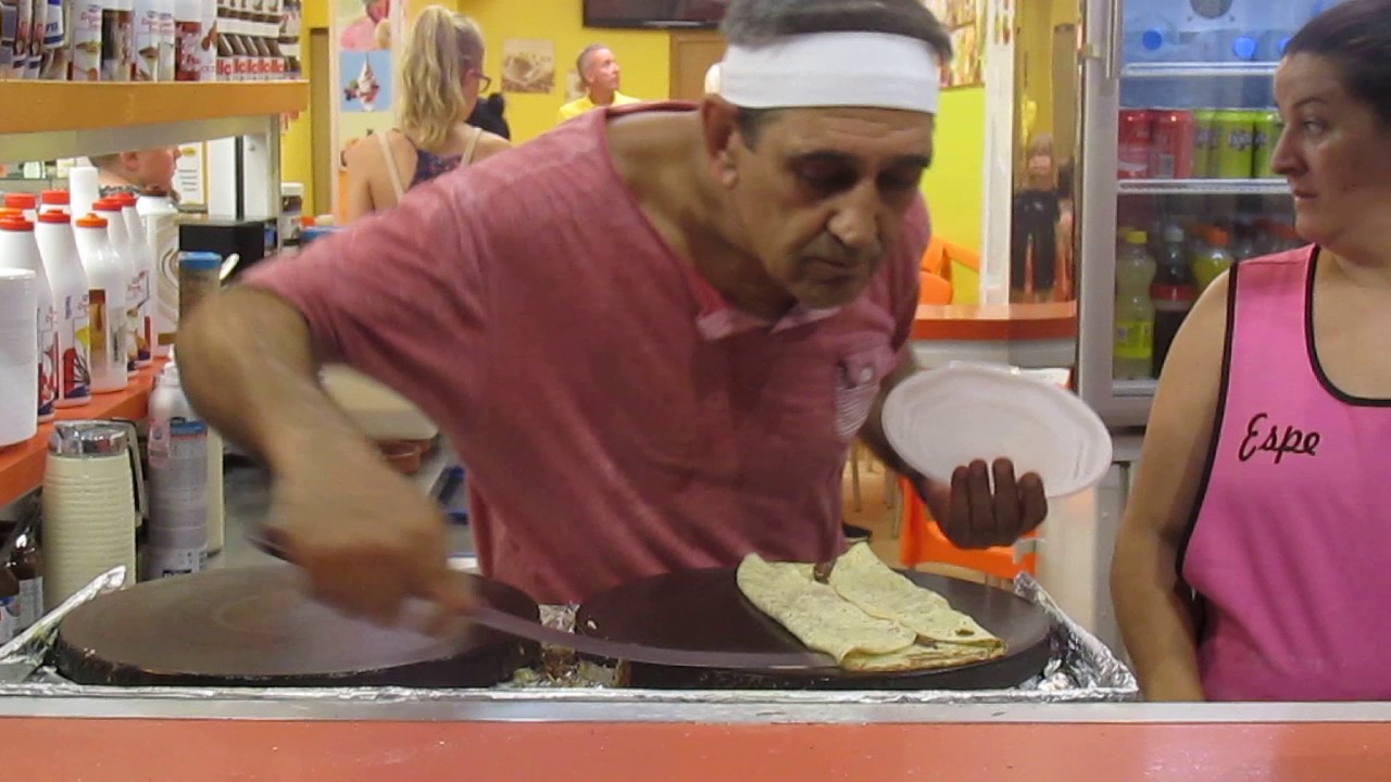 Alcudia dancing crepe man - YouTube