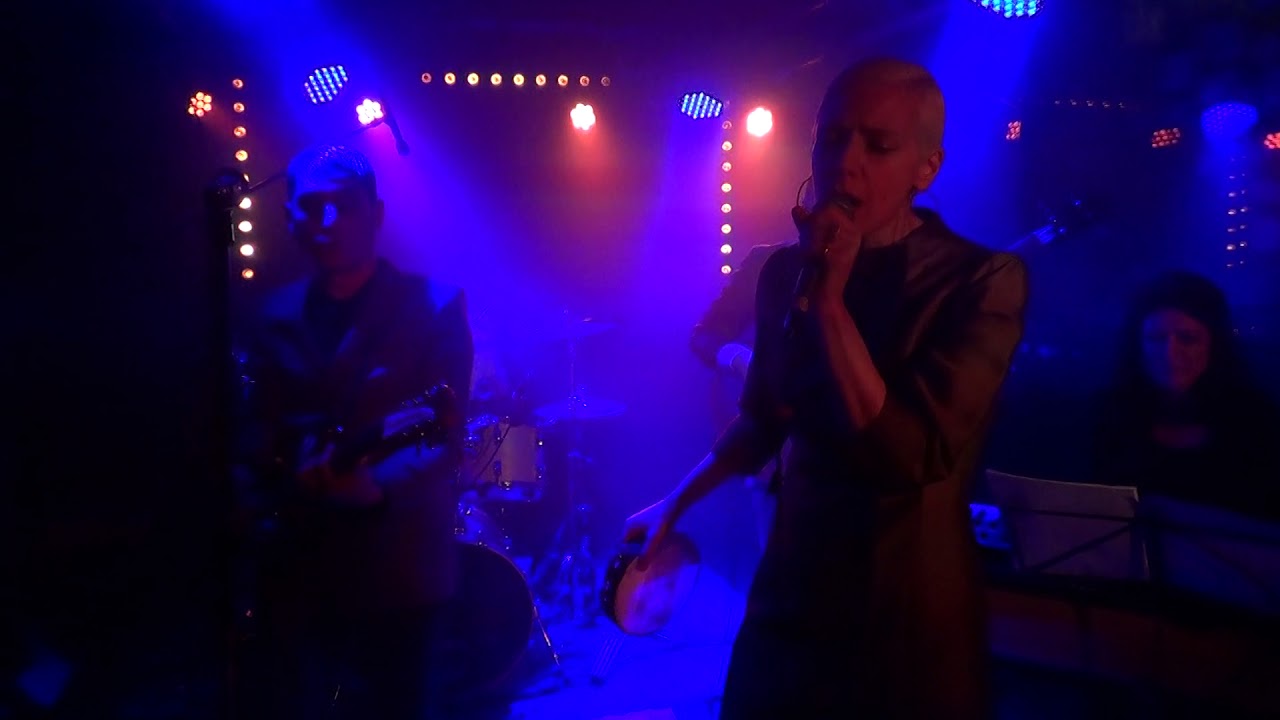 French Boutik - Loin de moi Live à L'International Paris - YouTube