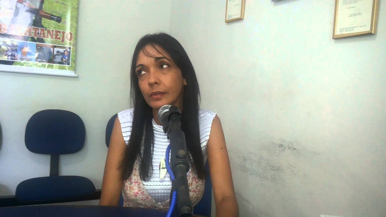 Entrevista de Laura Tavares na rádio piemonte fm - YouTube