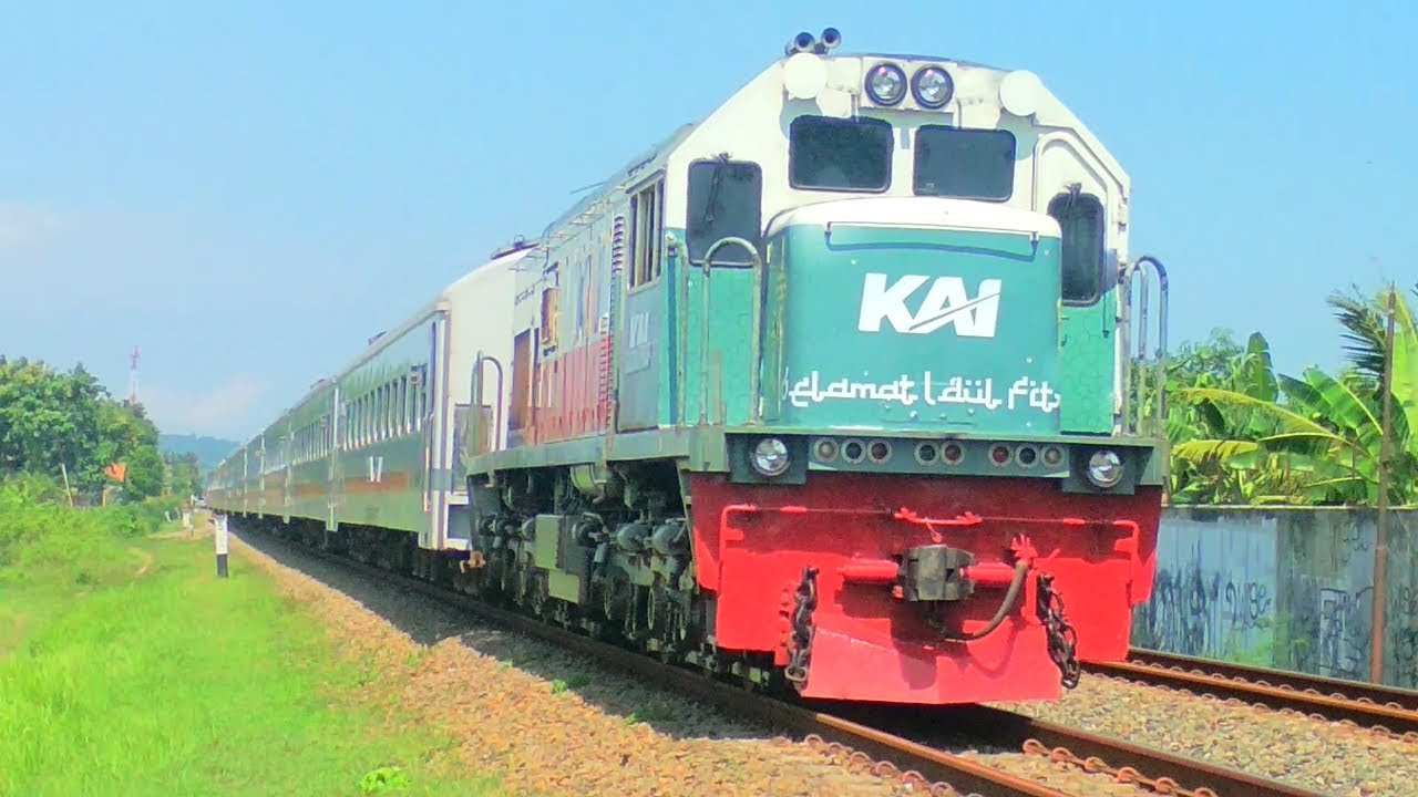 TOP 3 MOMENTS TRAIN LOCOMOTIVE KAI DIESEL CROSSING KA PROGO‼️ - YouTube