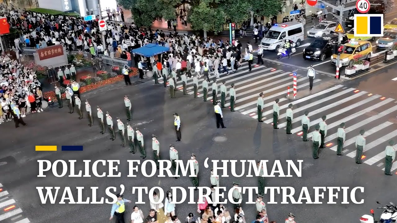 Police form ‘human walls’ to direct traffic in China - YouTube