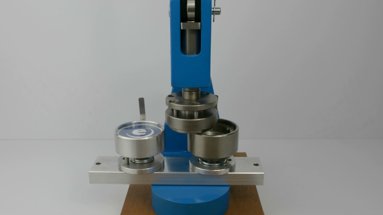 How to Use a Maxi Badge Maker - YouTube