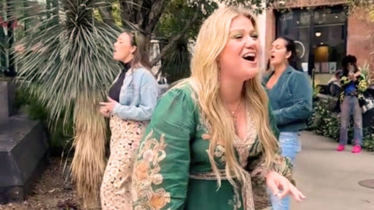 Spectacular Surprise! Kelly Clarkson Serenades LA Shoppers with Jaw ...