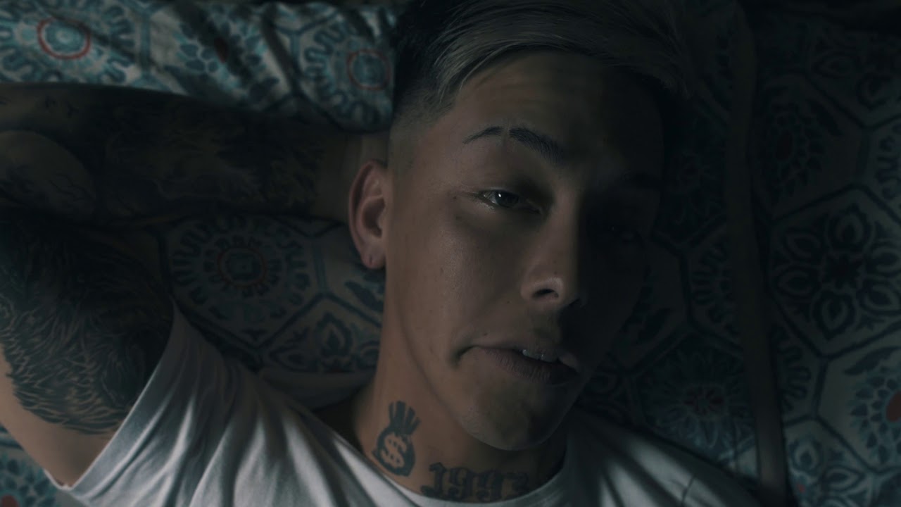 PHILLIP BLUNT -PUTAS , FLORES & BOTELLAS SHOT BY @BEBYRNKS - YouTube