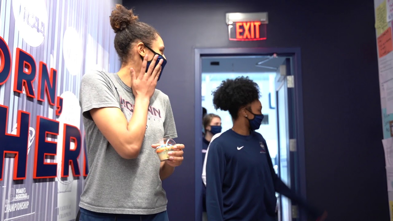UConn Women's Basketball Team surprised by fan messages - YouTube