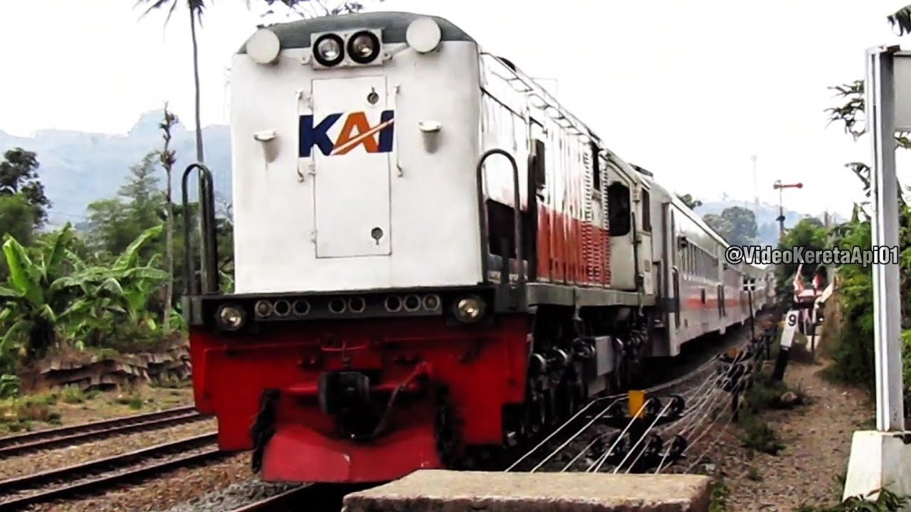 Melihat Kereta Melewati Jalur Menurun di Stasiun Nagreg - YouTube