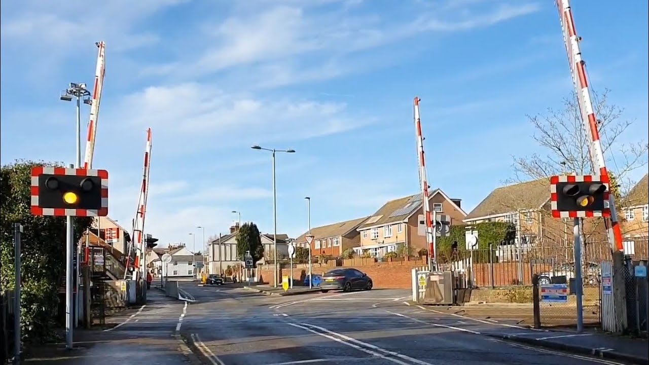 Bedhampton Level Crossing, Hampshire - YouTube