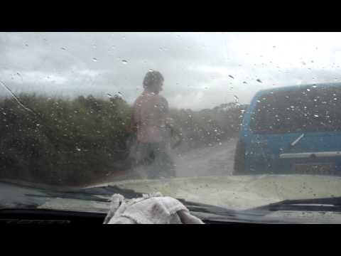 Gostosa descendo do carro Pelada!!!