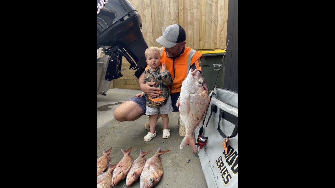 My 2 year old gets a whopper for his first fish ever! Hauling Snapper ...
