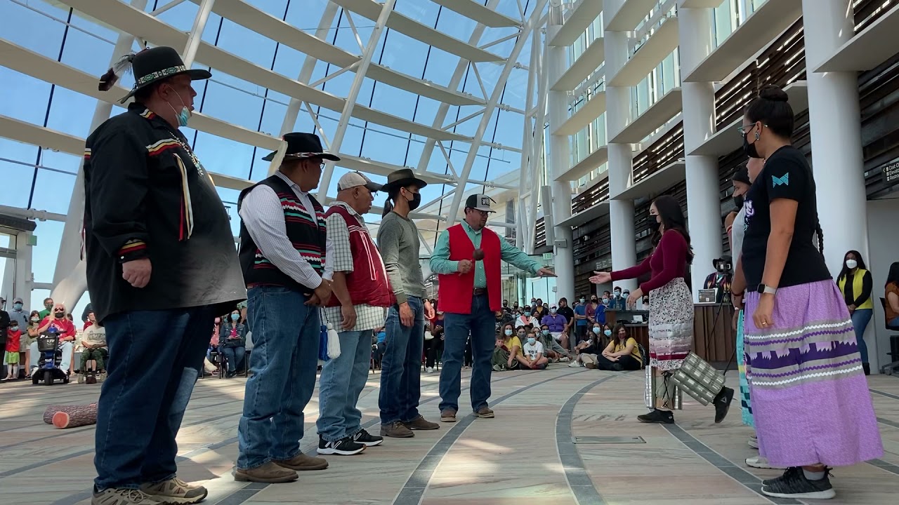 Muskogee Stomp Dance (First Americans Museum) - YouTube