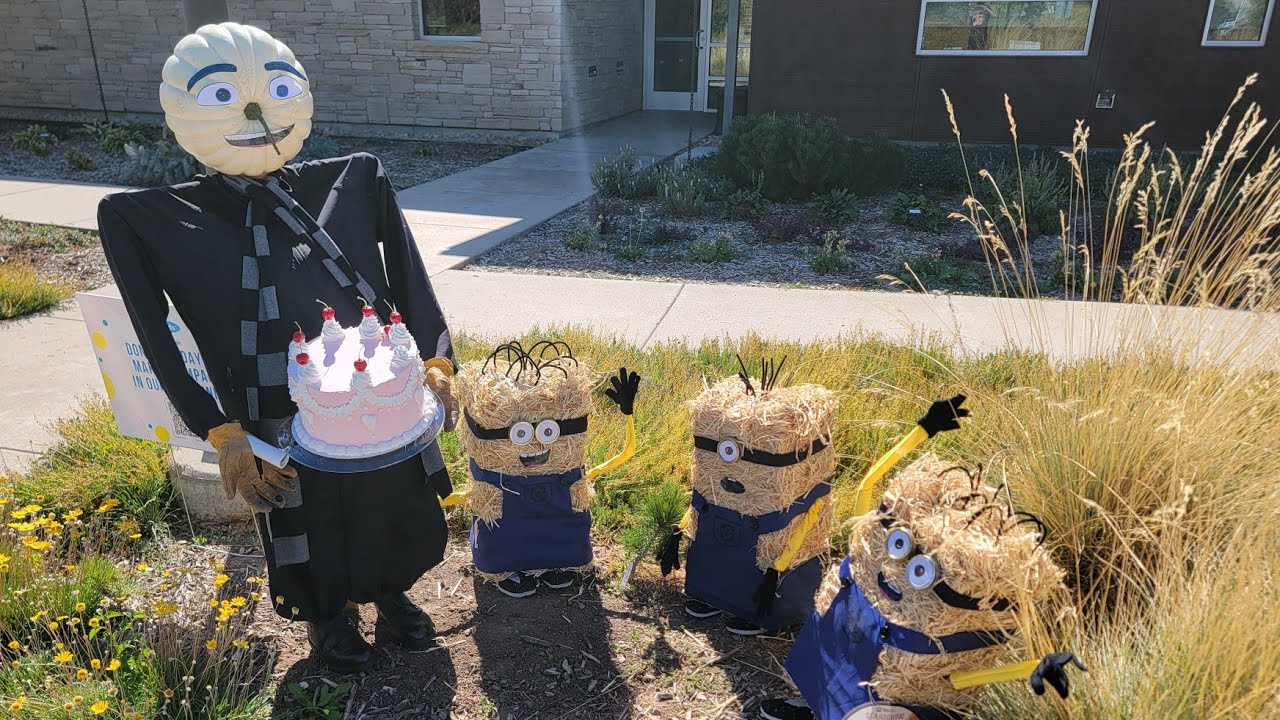 🎃 2024 Halloween Scarecrow Displays and Ideas: Minions, Inside Out, and ...