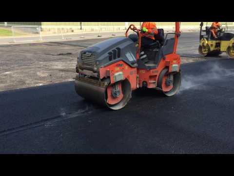 Rolling a jointless asphalt surface