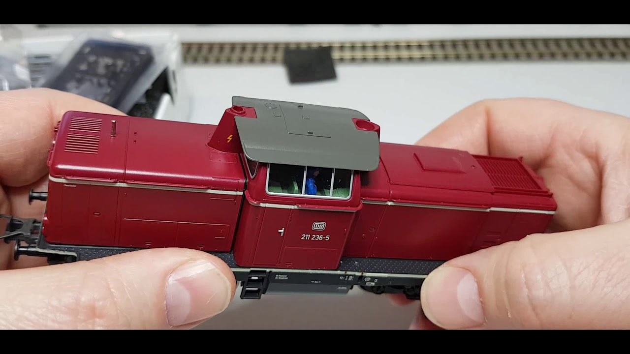 Unboxing Roco BR211 - YouTube