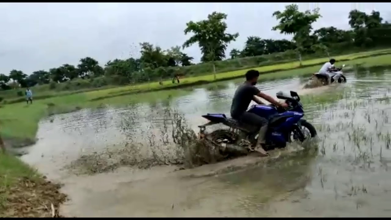 Bike stunts in mud Water || bike race in Water || Suzuki Gixxer SF 150 ...