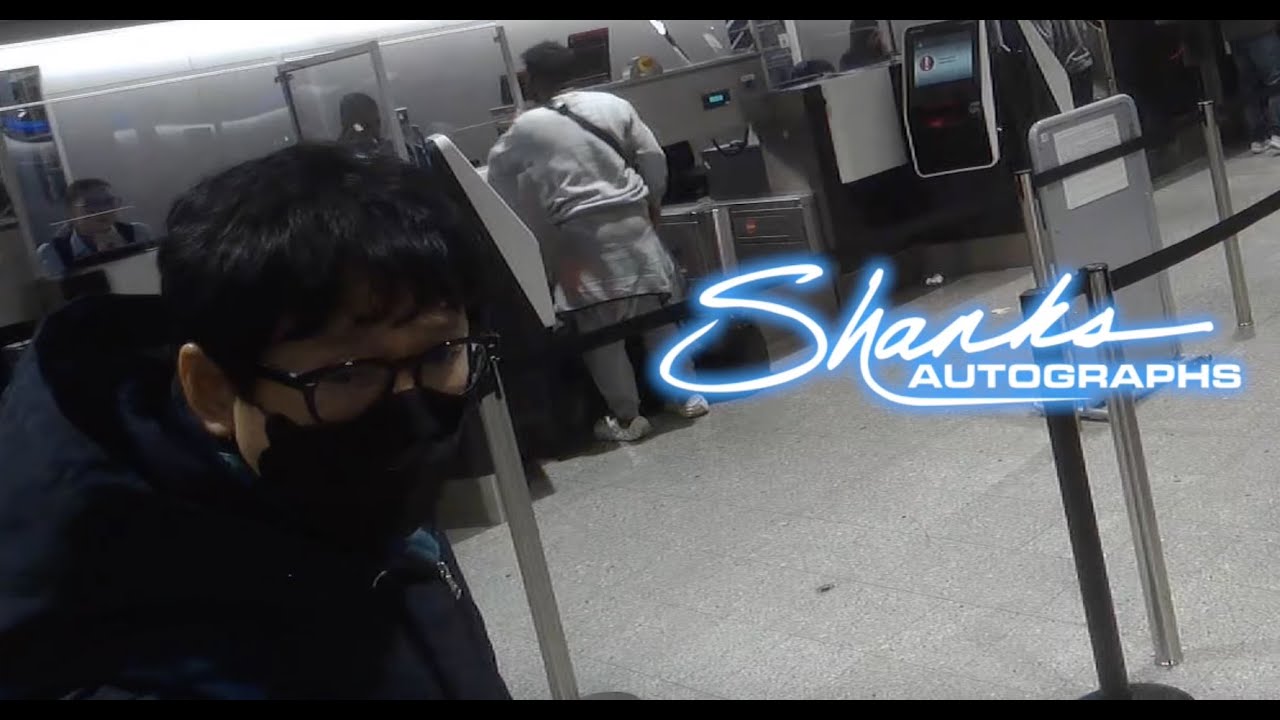 Oscar winner Ke Huy Quan Signs Autographs in London - YouTube