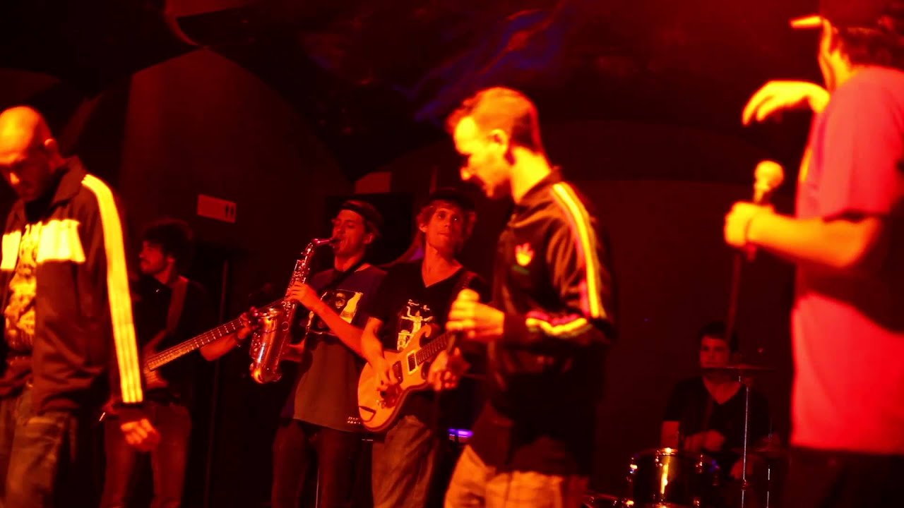 Intro TOXIC BAND live at Dalias - YouTube