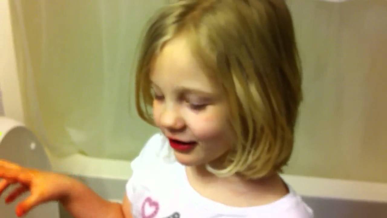Mia lost front tooth - YouTube