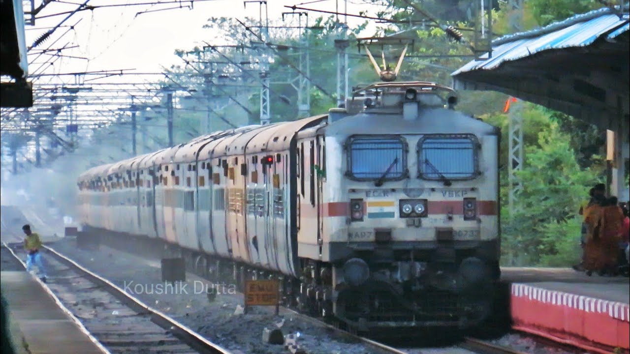 12704 Secunderabad - Howrah Falaknuma Express with VSKP WAP 7 rattles ...