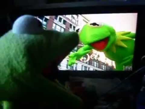 Kermit the Frog see's his balloon on the Thanksgiving day parade - YouTube