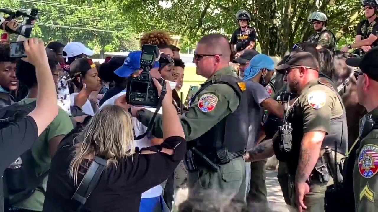 Police Officers In Murfreesboro, Tennessee HUG Protestors - YouTube