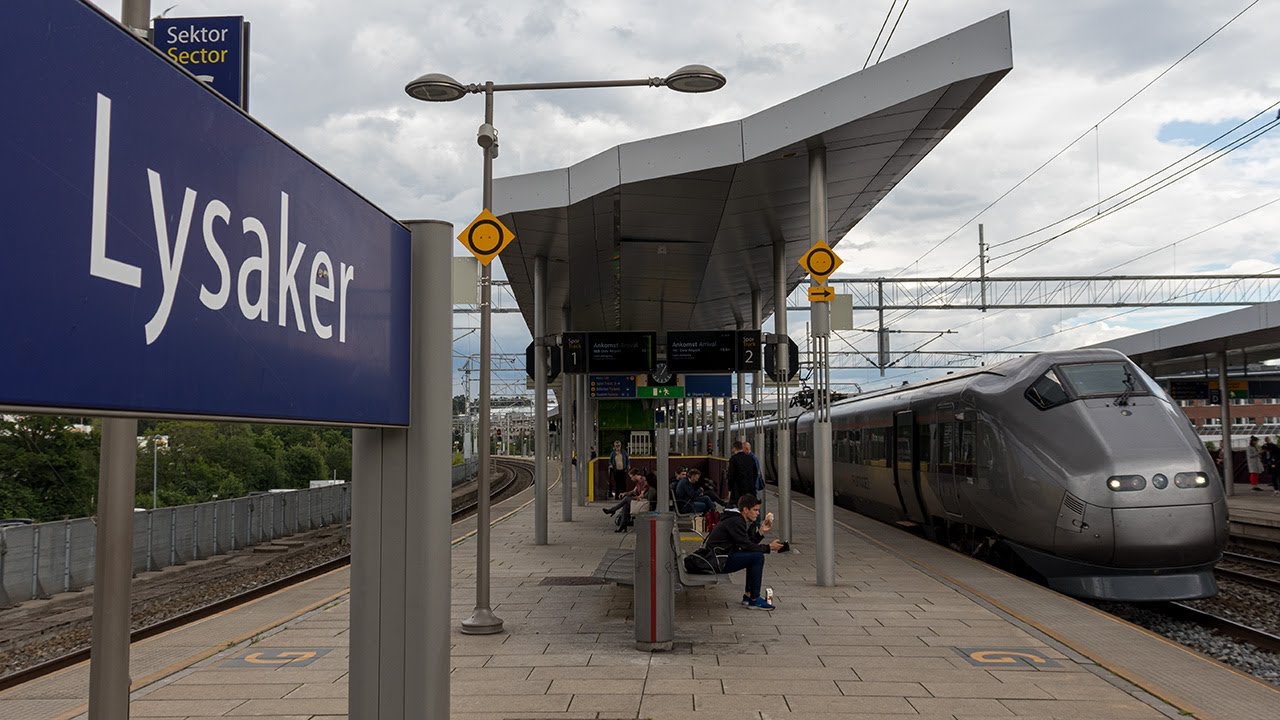 Treinen op station Lysaker (Noorwegen) - YouTube