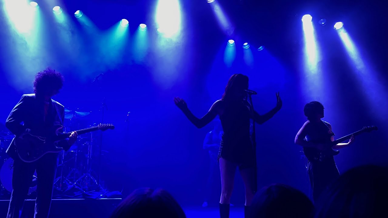 MUNA - Navy Blue Live in Metro Theatre Sydney 2023 - YouTube