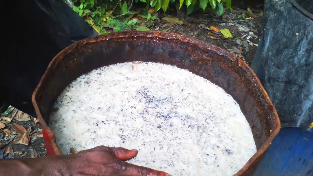 AZAGUIE FABRICATION DU KOUTOUKOU AVEC DU BANGUI - YouTube