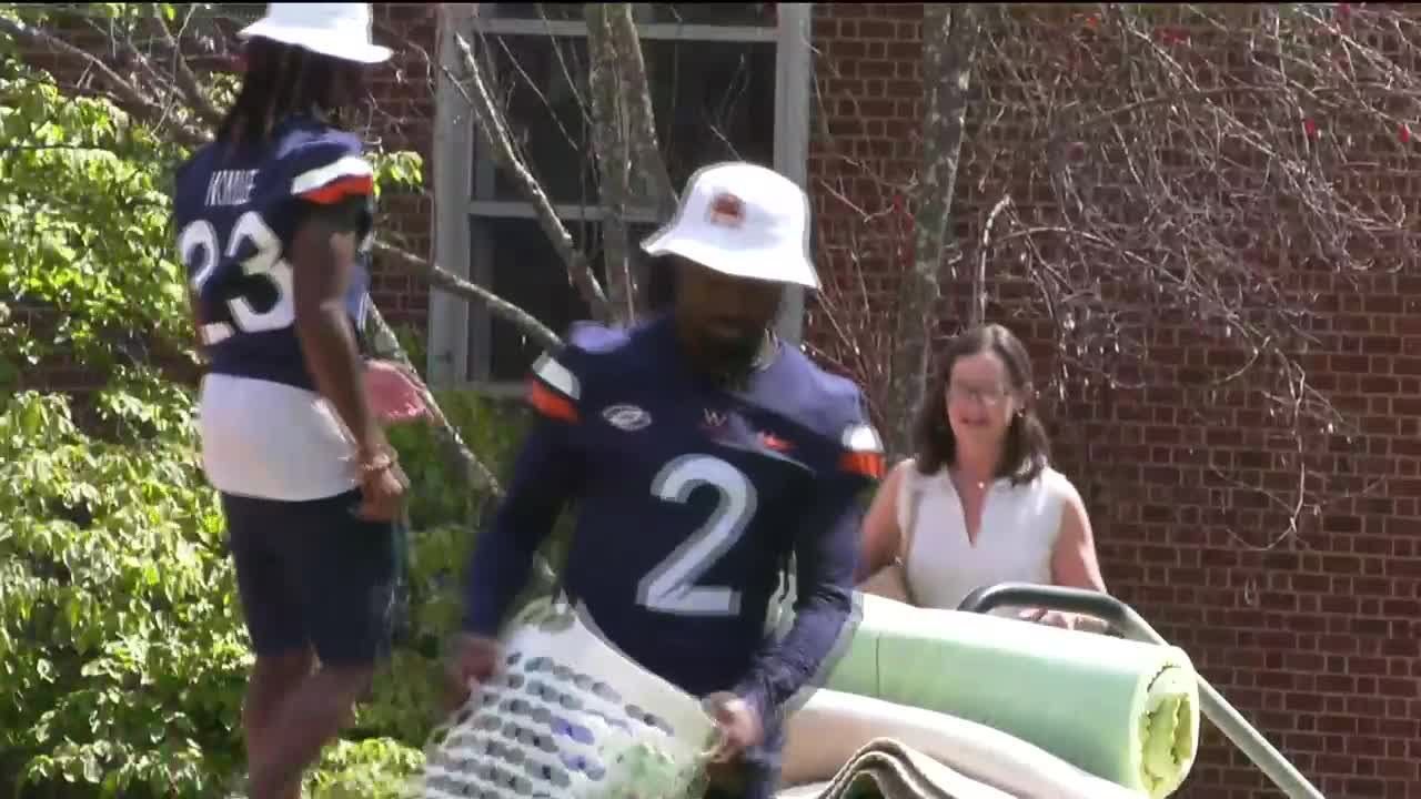 UVA Football team helping first-years move in - YouTube