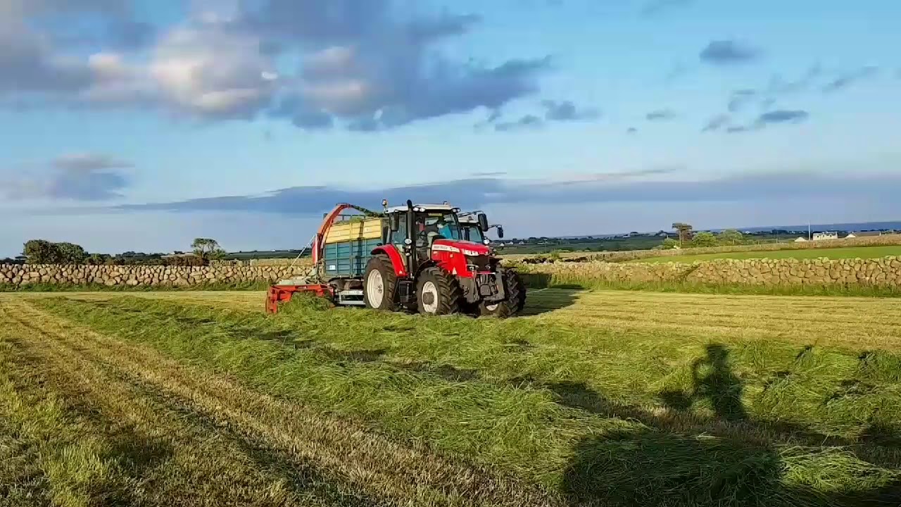 LIFTING SILAGE WITH A MASSEY FERGUSON 7718 S - YouTube