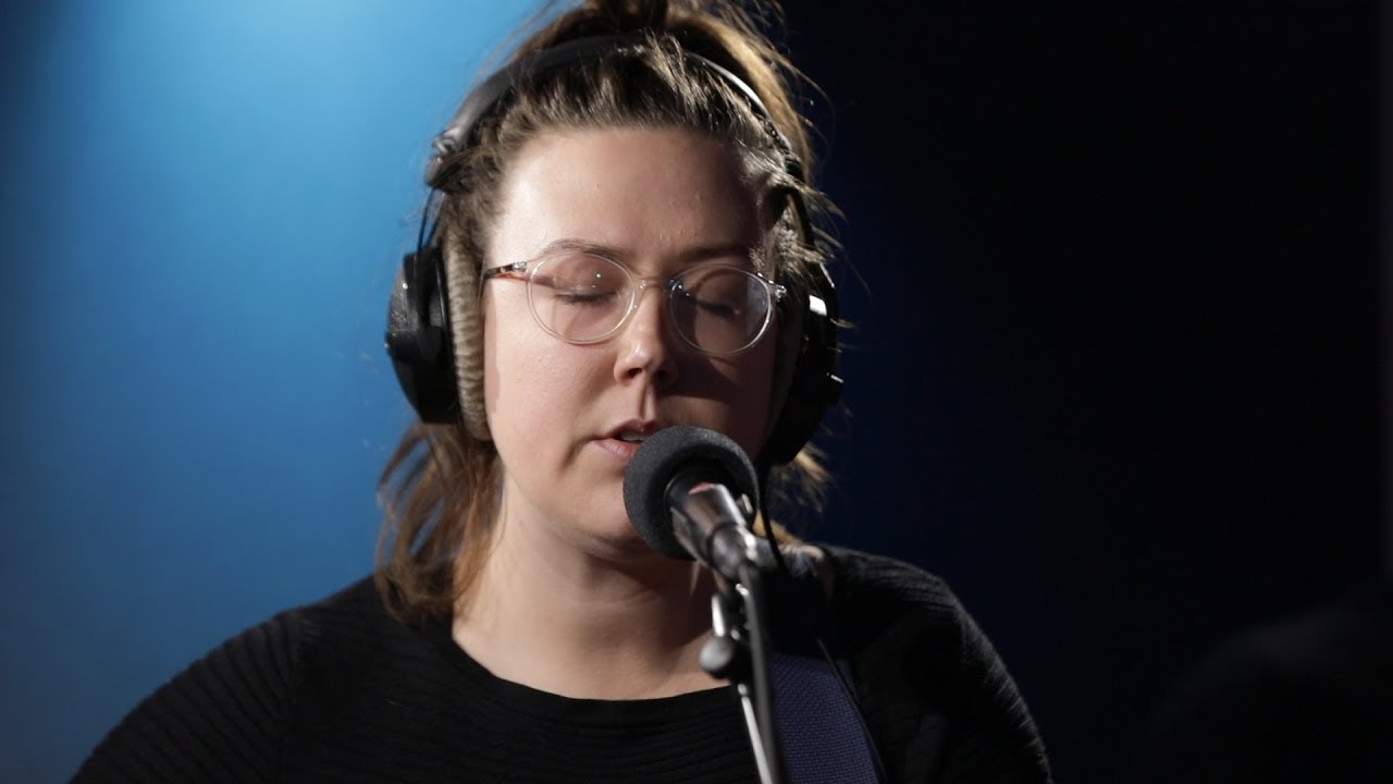 Nadia Reid covers Mazzy Star's 1993 hit 'Fade into You' - YouTube