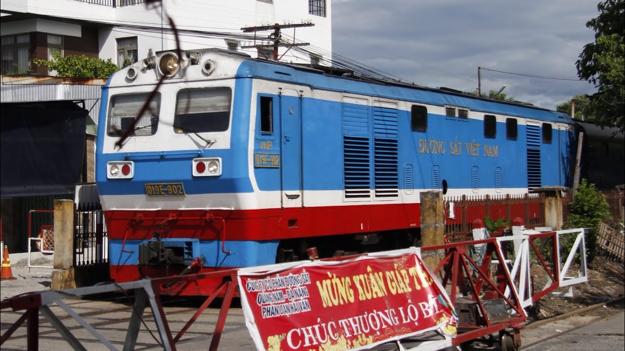 D19E-902 kéo tàu SE5 qua chắn Tiên Sa (26/7/2024) - YouTube