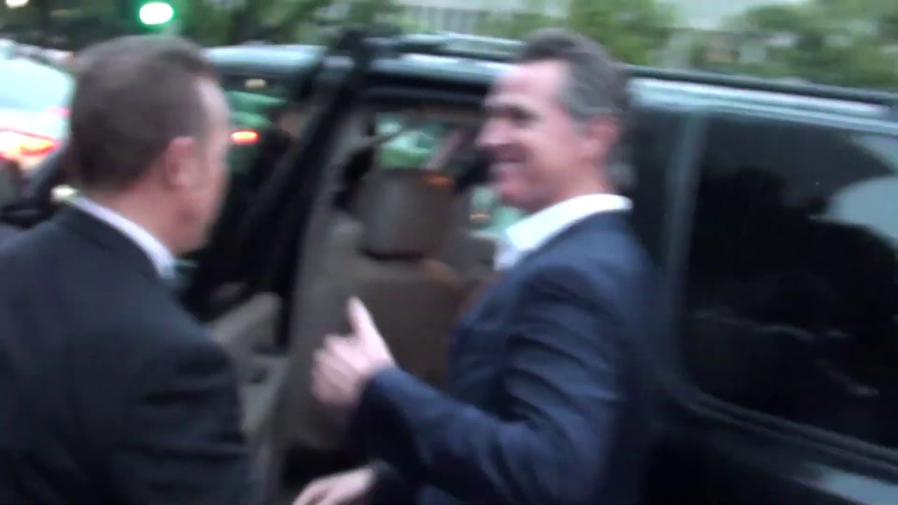 Angry Californians "Escort" Gov Gavin Newsom After His Meeting TO GIVE ...