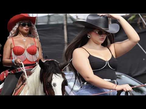 Mujeres Hermosas en Family Cabalgata Tope San Joaqin de Flores Costa Rica