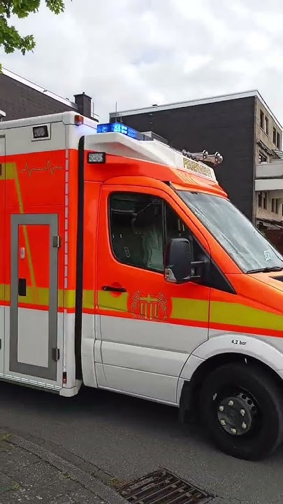 Einsatz der Feuerwehr Paderborn, 2-RTW-3 und das NEF auf Einsatzfahrt im Status 7. - YouTube