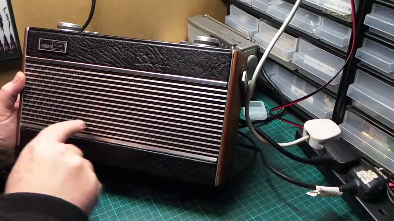 Roberts R800 saved from landfill... - YouTube