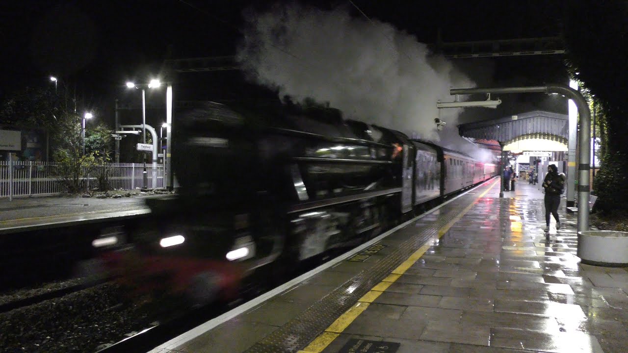 Black 5 steam locomotive at speed at Twyford 9th December 2021 - YouTube