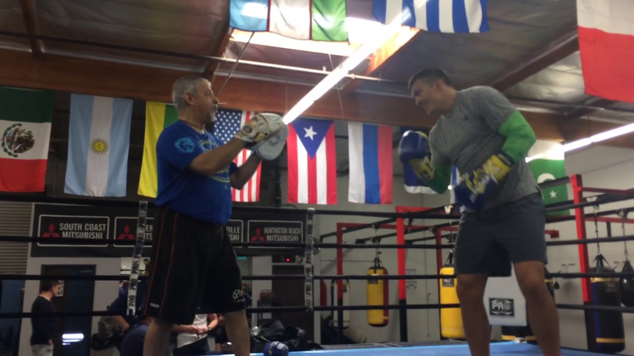 Boxing Champ Alexender Usyk And Russ Anber Working Mitts - esnews ...