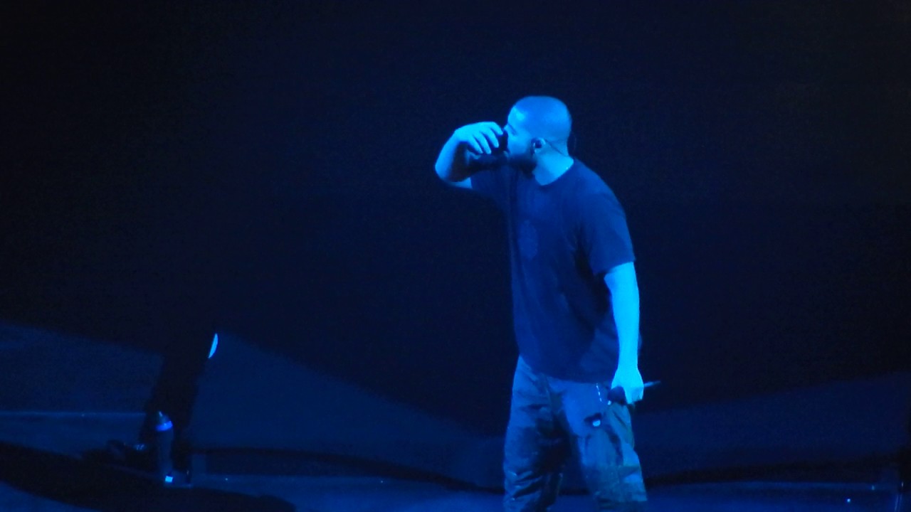Drake taking a shot - Drake Live @ König-Pilsener Arena Oberhausen 25. ...