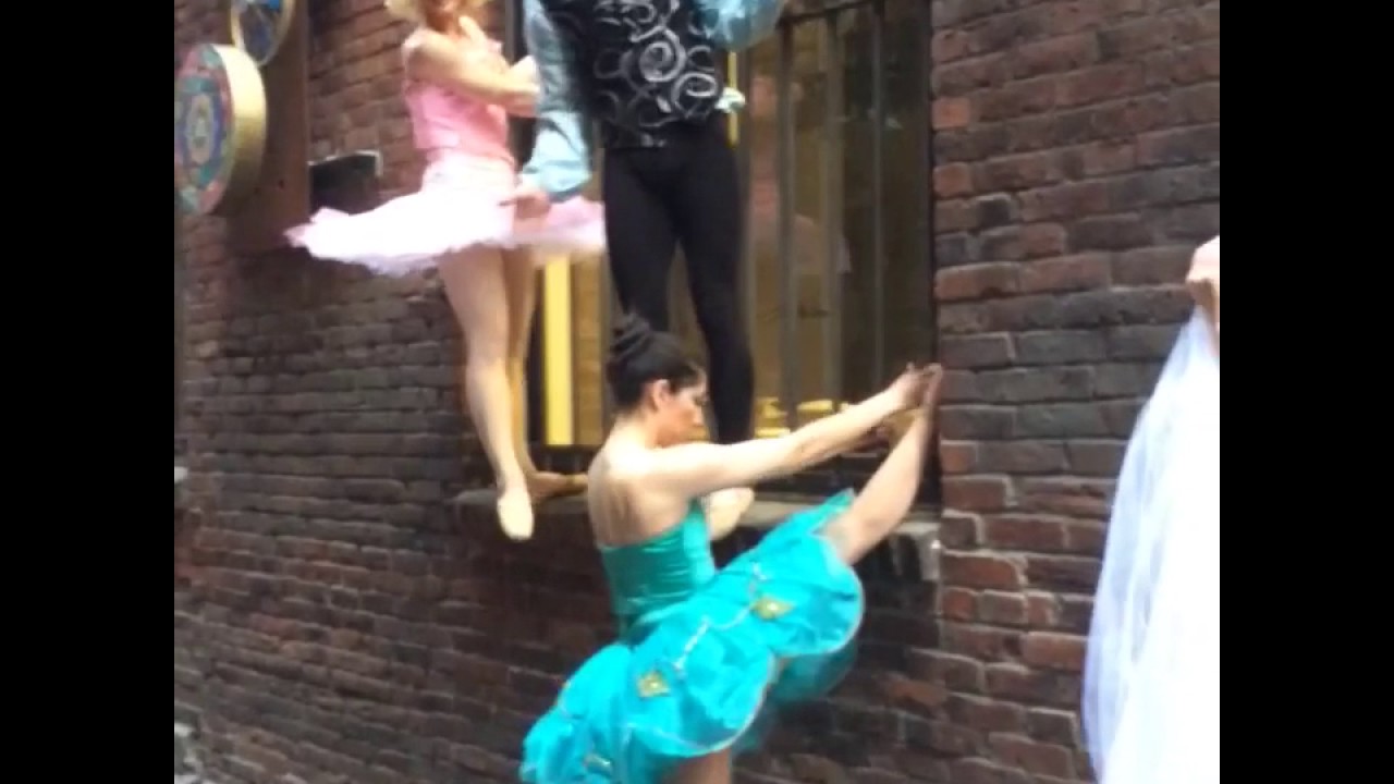 Vines: Ballet in an alley. - YouTube