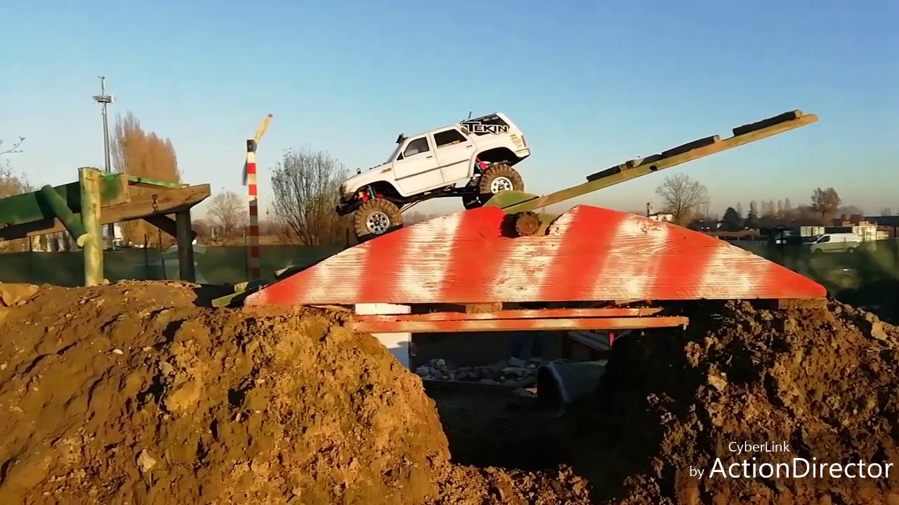 Axial SCX10 II 1991 Toyota 4Runner V6 crawling trails @ Crazy Road ...