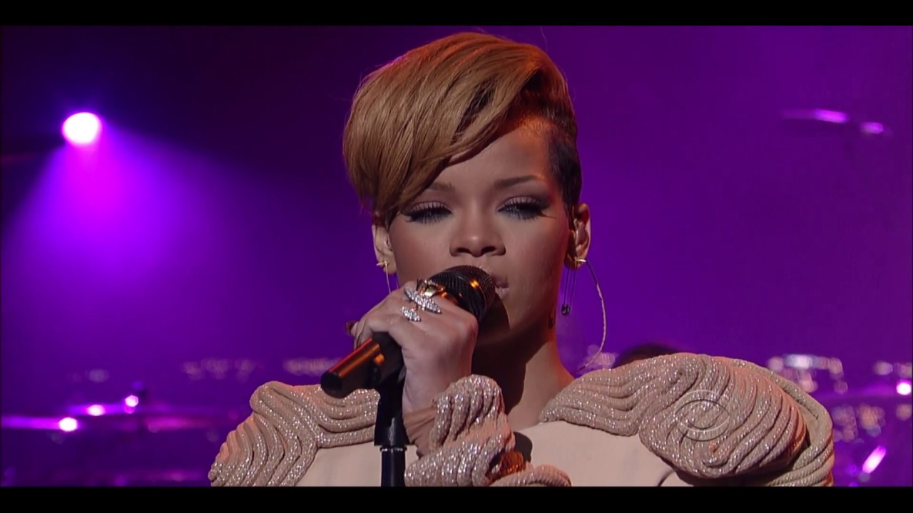 RIHANNA - RUSSIAN ROULETTE_1080p_LIVE - YouTube