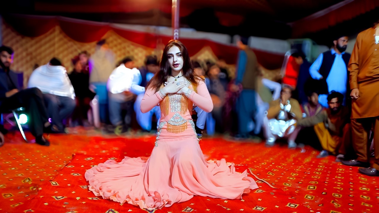 Hiko Dhola Tu Sohnran Ain . , wedding Dance Performance Chocolate ...