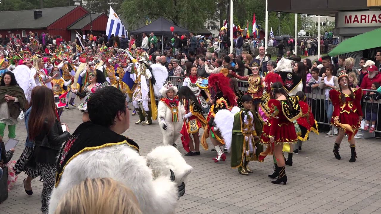 Hammarkullekarnevalen 2014 Lördag Tåget från torget - YouTube