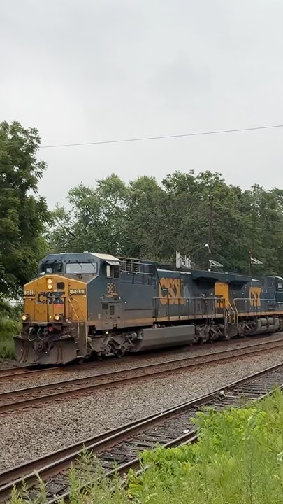CSX 581 CW44AC leads CSX B705 with a SAAHC from a cool crew at Piscataway - YouTube