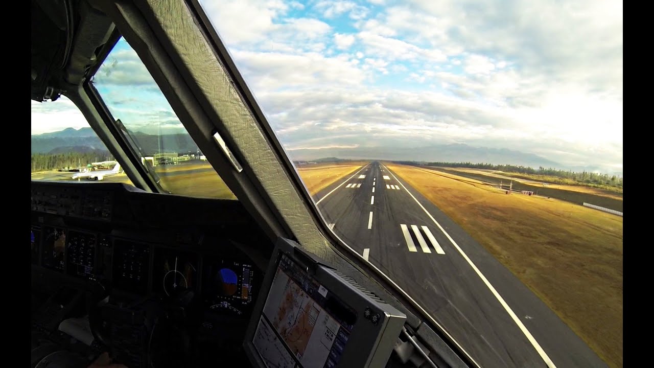 MD-11 Cockpit View - Landing in Quito! - YouTube