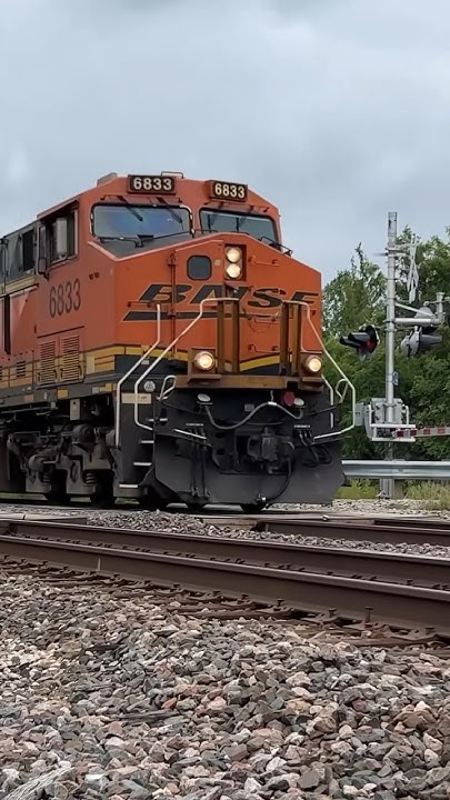 Very fast BNSF Manifest train w/ Roaring Gevos! #bnsftrains #bnsf #bnsfrailway #train - YouTube