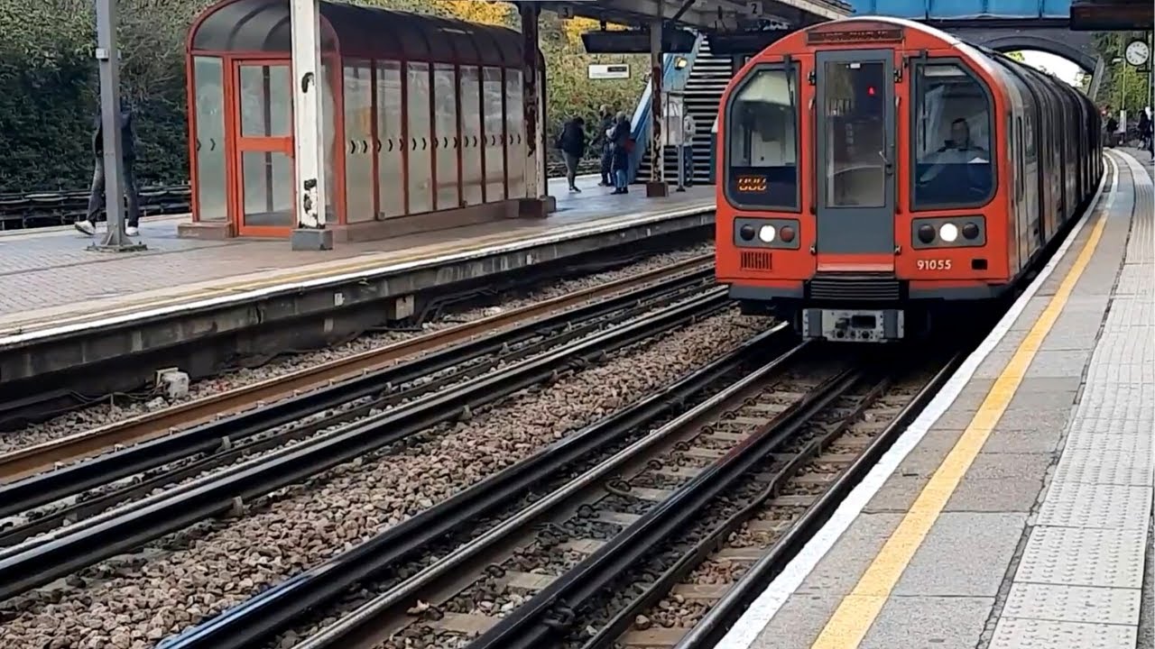 Central Line Train Arriving At North Acton Station | London Underground ...