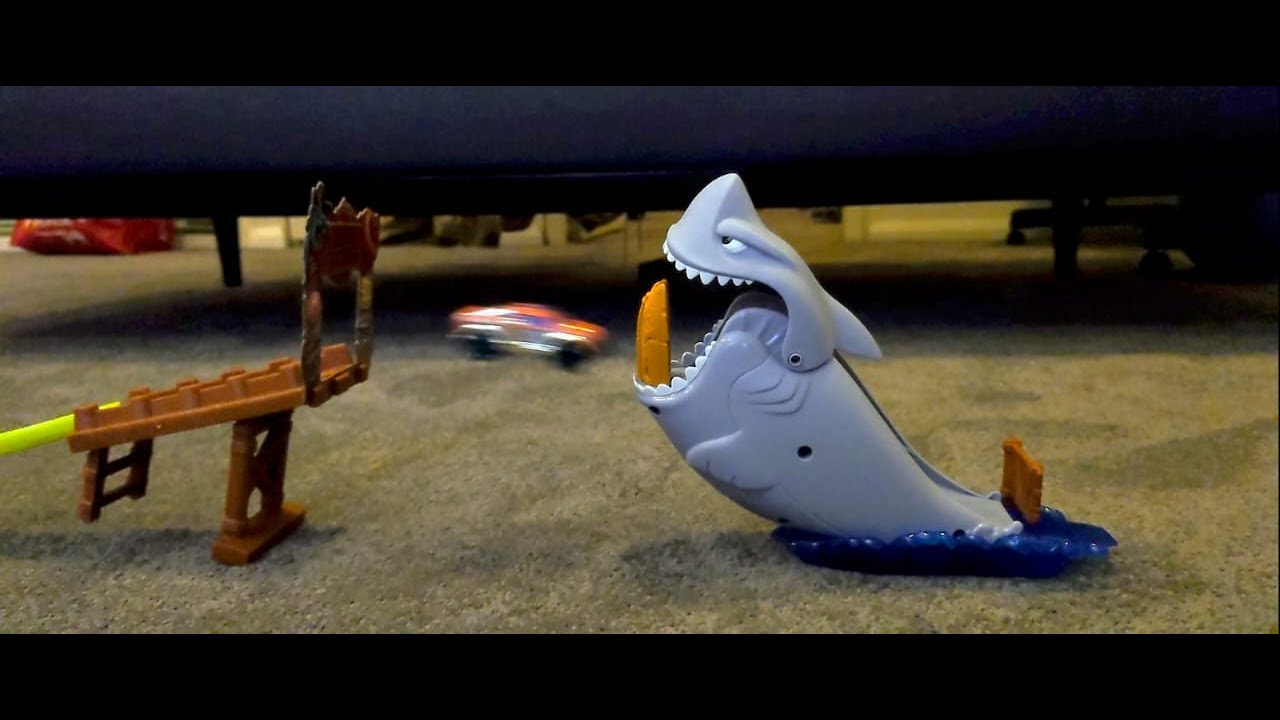 Race car jumps into a Shark with double loops track, mainan mirip ...