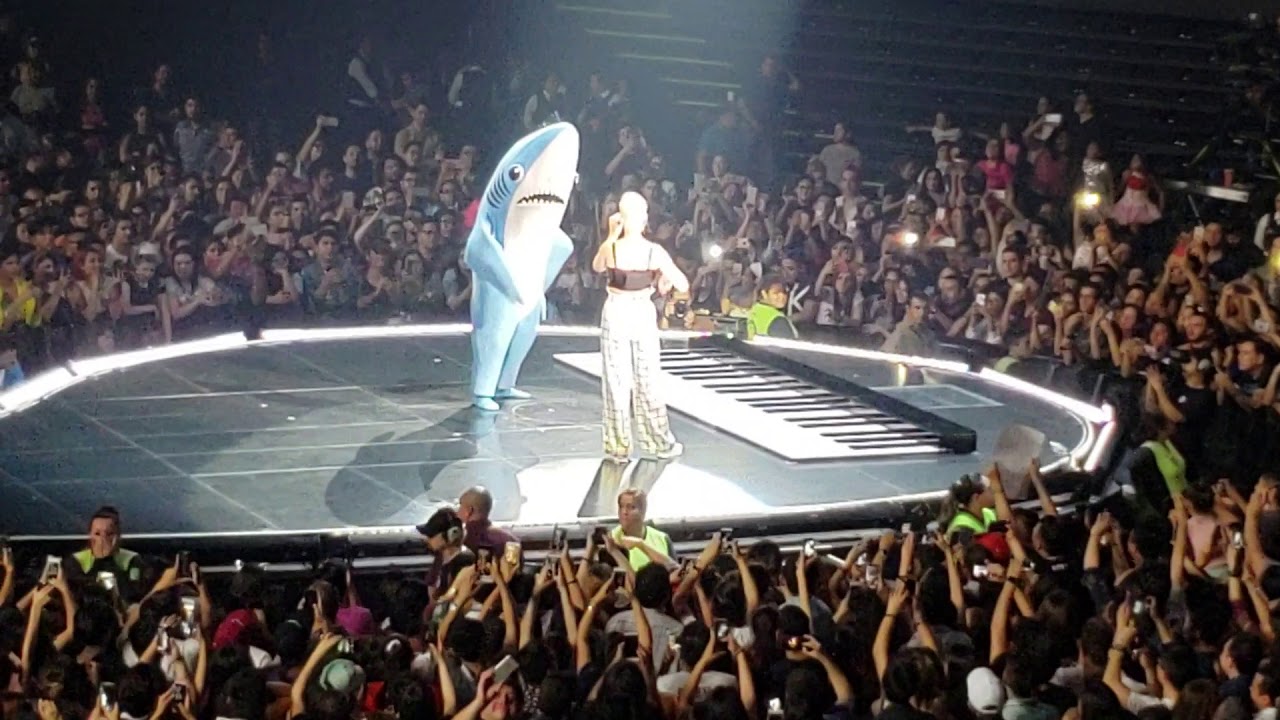 Left Shark & Katy Perry [Monterrey, Mexico] 08/05/2018 - YouTube