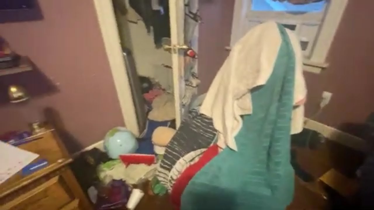 My messy ADHD rooom (living with ADHD, depression and anxiety) - YouTube